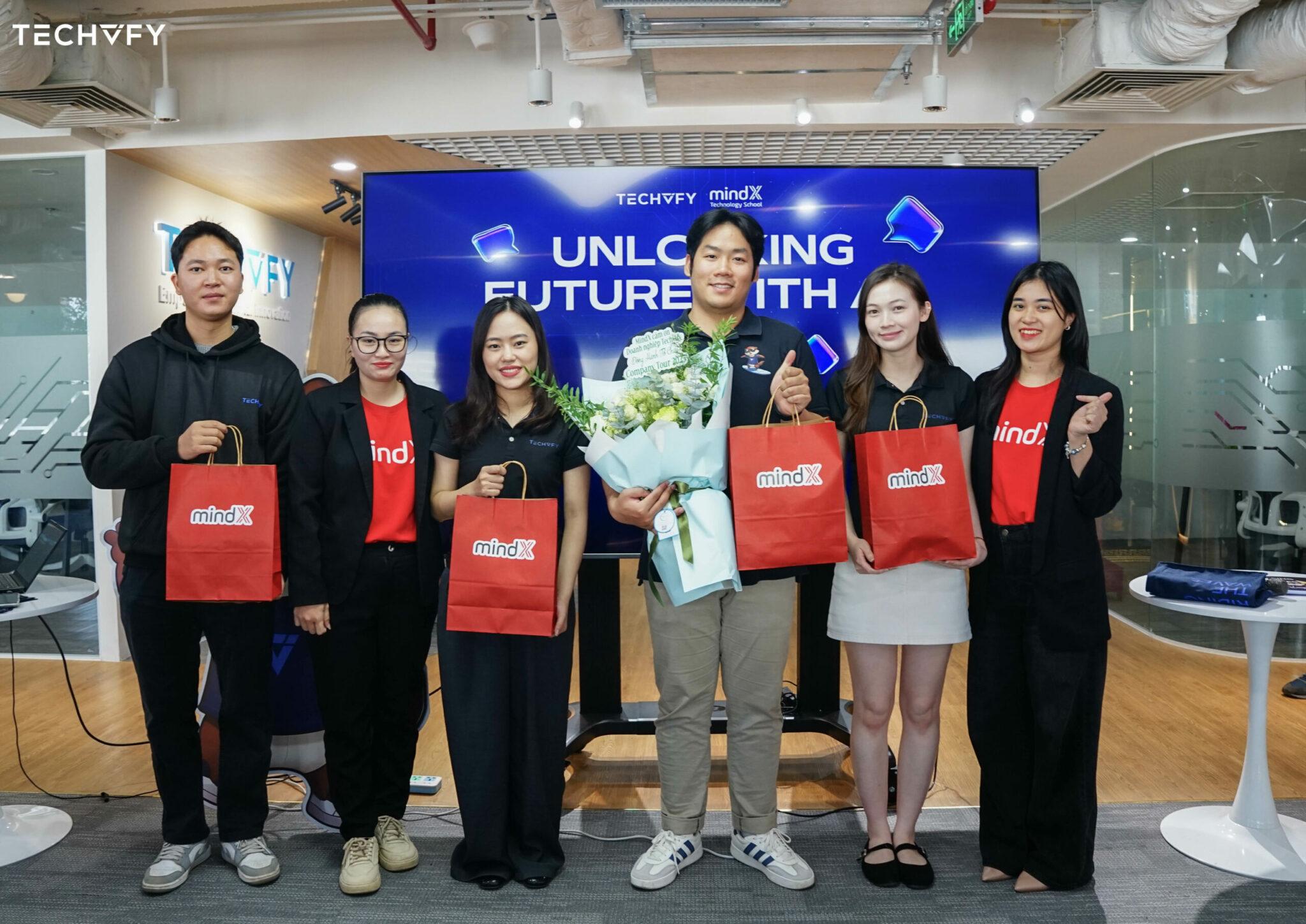 Học sinh MindX showcase sản phẩm công nghệ cùng chuyên gia Techvify ...